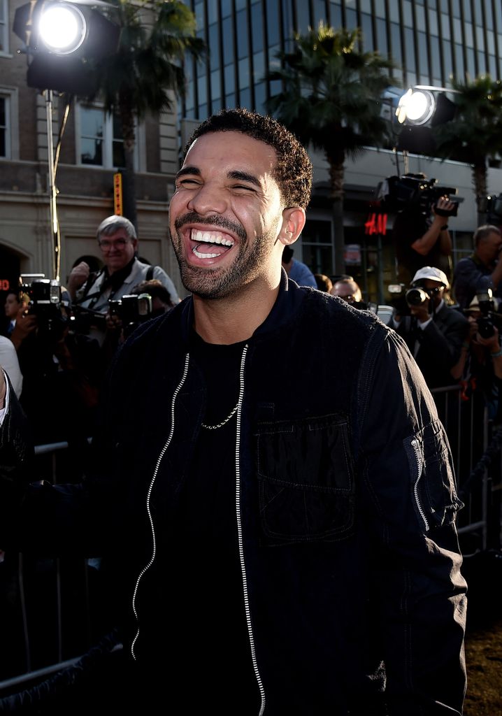 Drake Lacht Und Zeigt