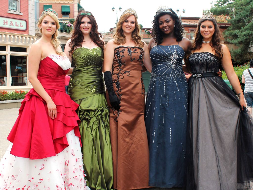 Kurven-Queen gekrönt: SIE ist das erste Curvy Supermodel! | Promiflash.de