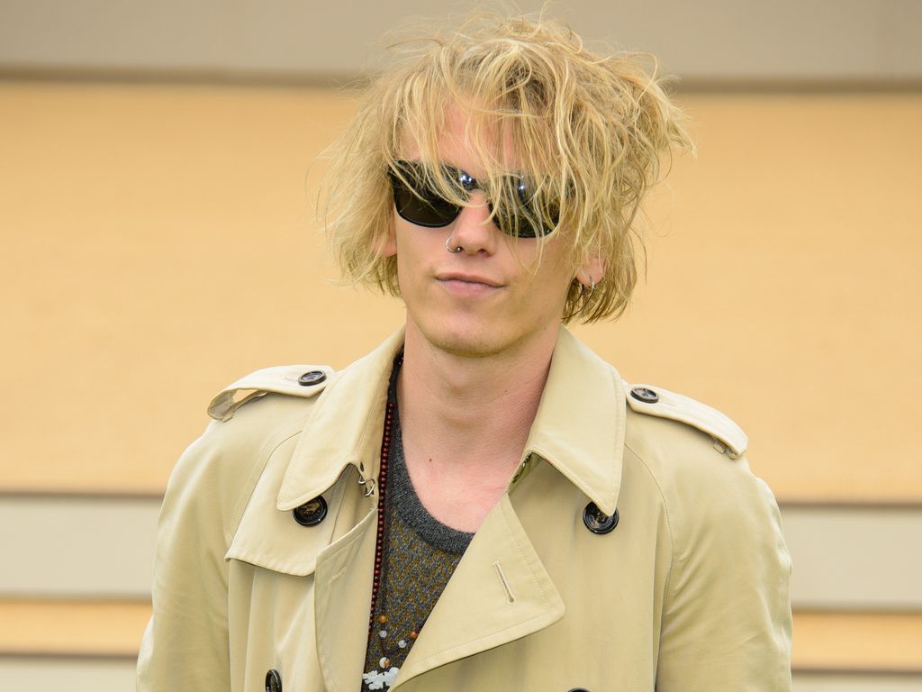 Jamie Campbell Bower als heißes Burberry-Model | Promiflash.de