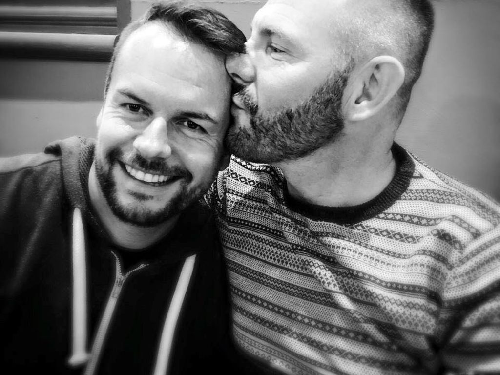 Überraschungs-Outing im TV: Caught in the Act-Lee ist schwul | Promiflash.de