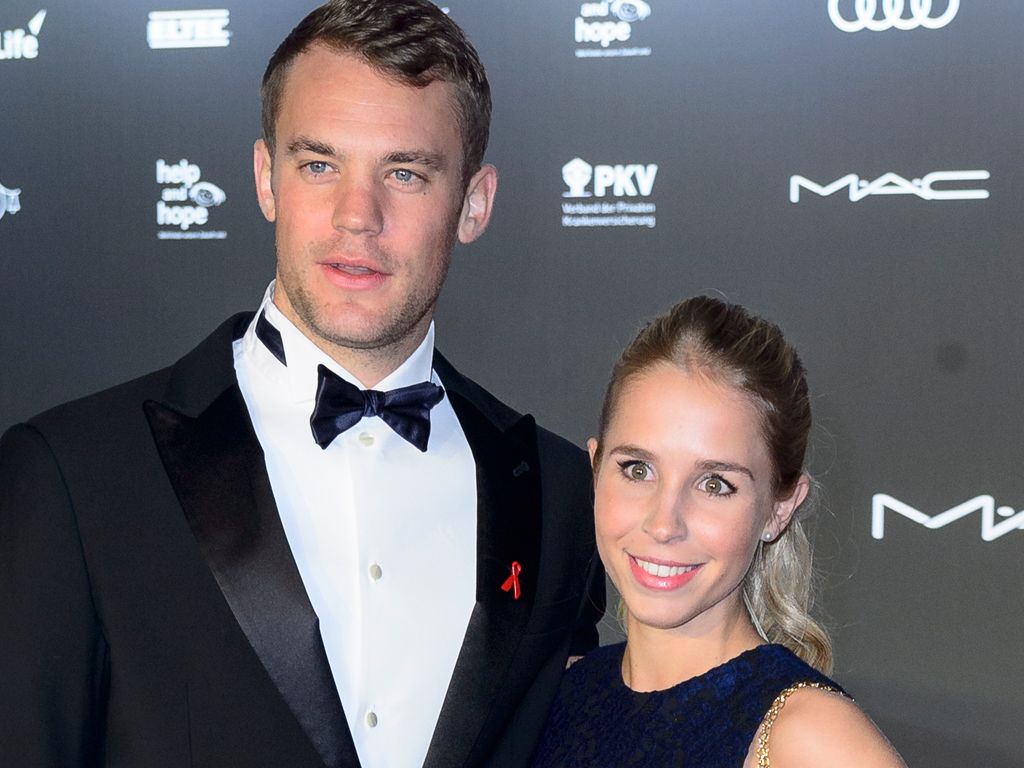 Seltenheitswert: Manuel Neuer zeigt sich mit Freundin Nina! | Promiflash.de
