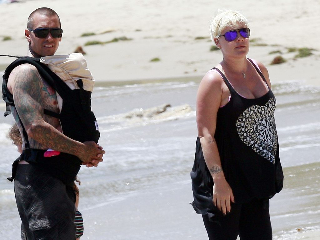 Pink genießt einen Familientag am Strand | Promiflash.de
