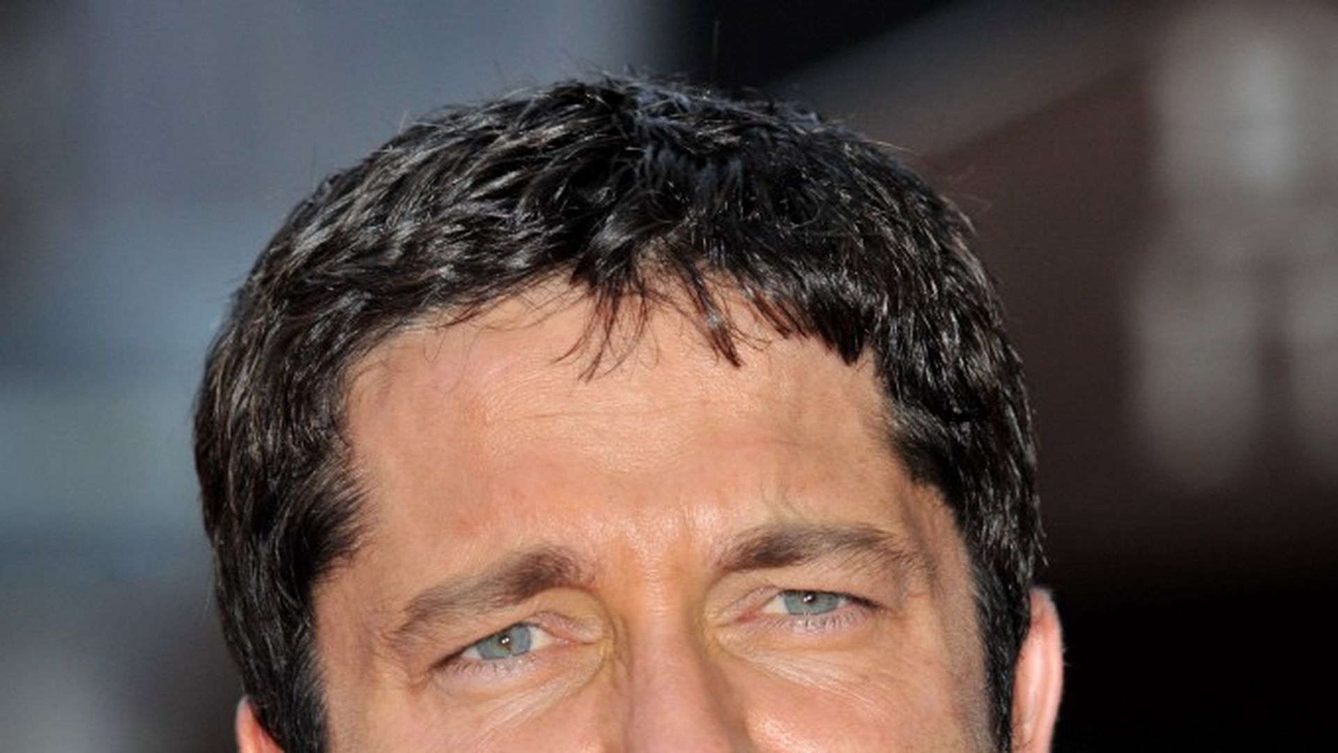 Gerard Butler pöbelt weibliche Fans an | Promiflash.de