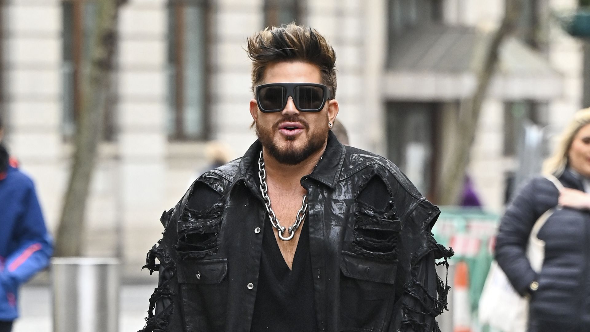 Leder und Ketten: Adam Lambert stylish in London unterwegs