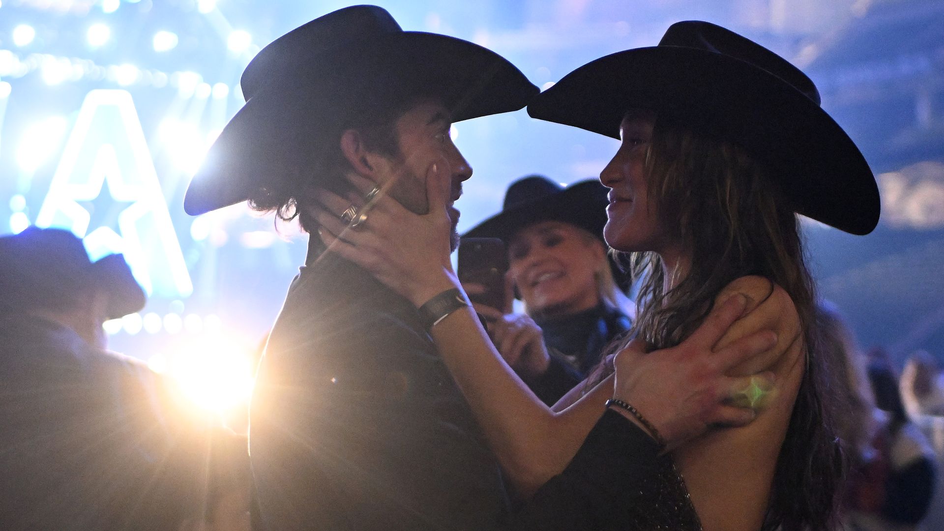 Bella Hadid und Adan schmachten sich bei Event verliebt an!