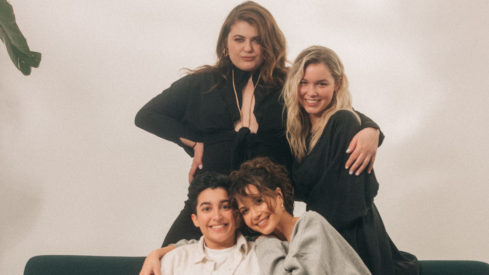 Extra gefragt: Taube GNTM-Maria in Mandy Capristos Musikclip