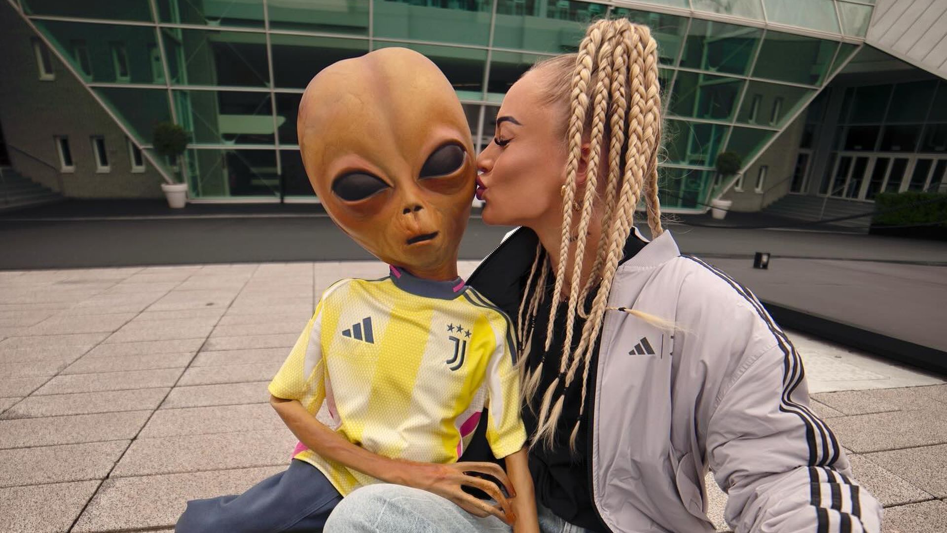 Fußballerin Alisha Lehmann küsst Alien-Influencerin Lil Mayo