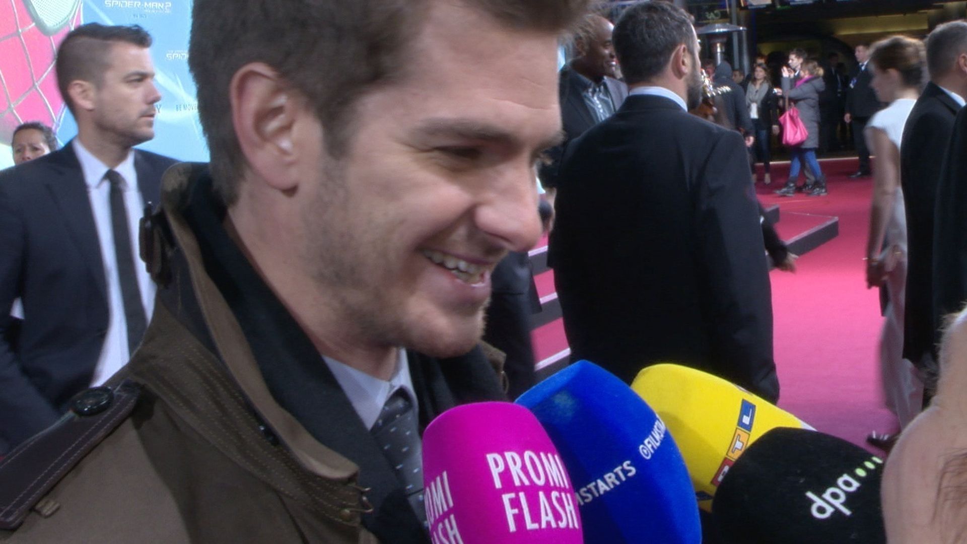 Oster-Star: Andrew Garfield steht auf Schokohasen | Promiflash.de