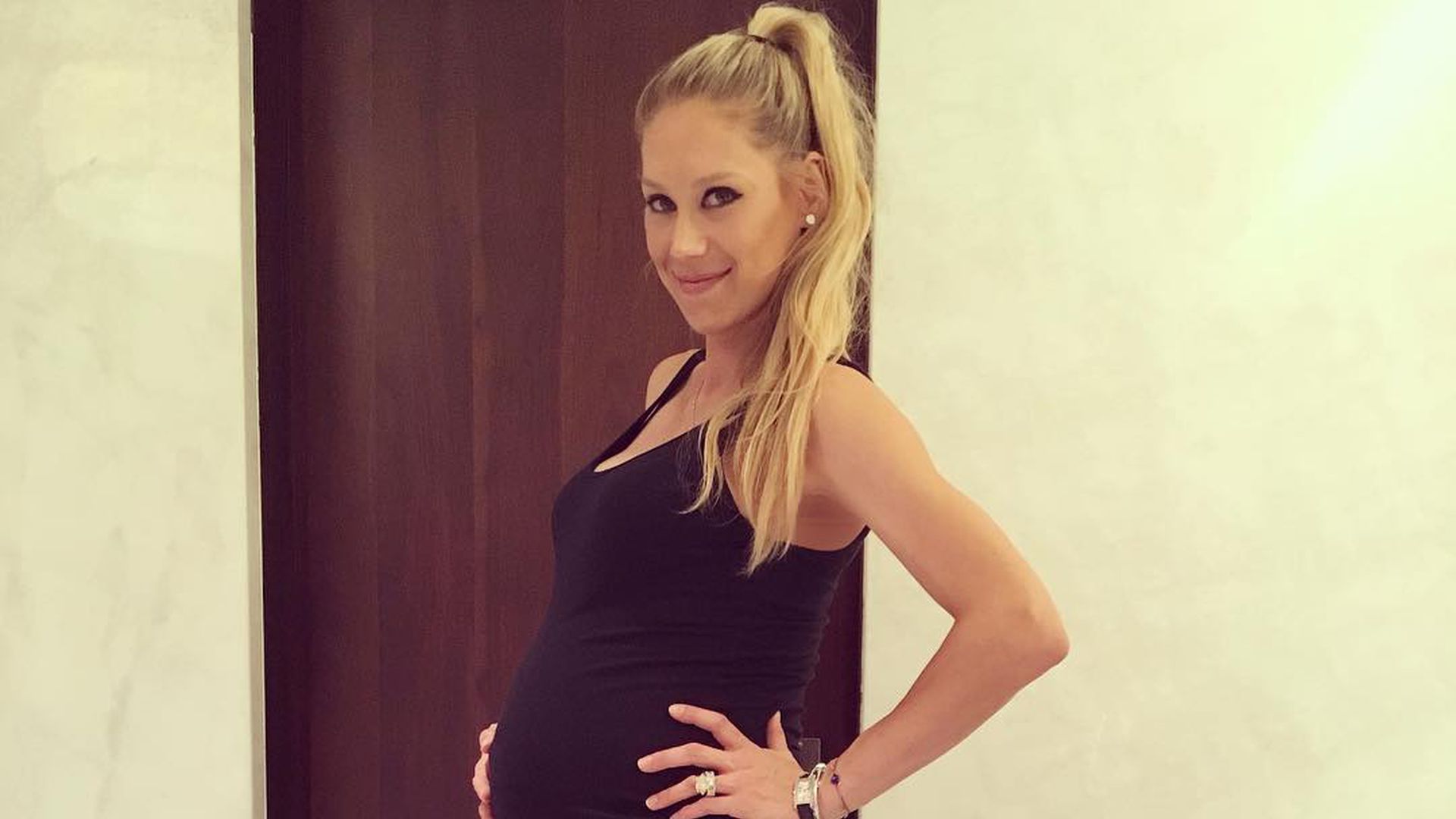 SSW 37: Anna Kournikova teilt hotten Schwanger-Throwback | Promiflash.de