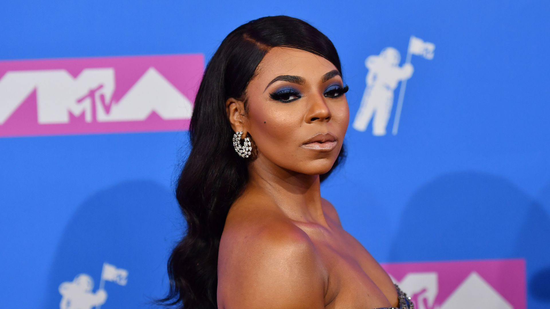 Ashanti: Ein Traum in Rot! | Promiflash.de