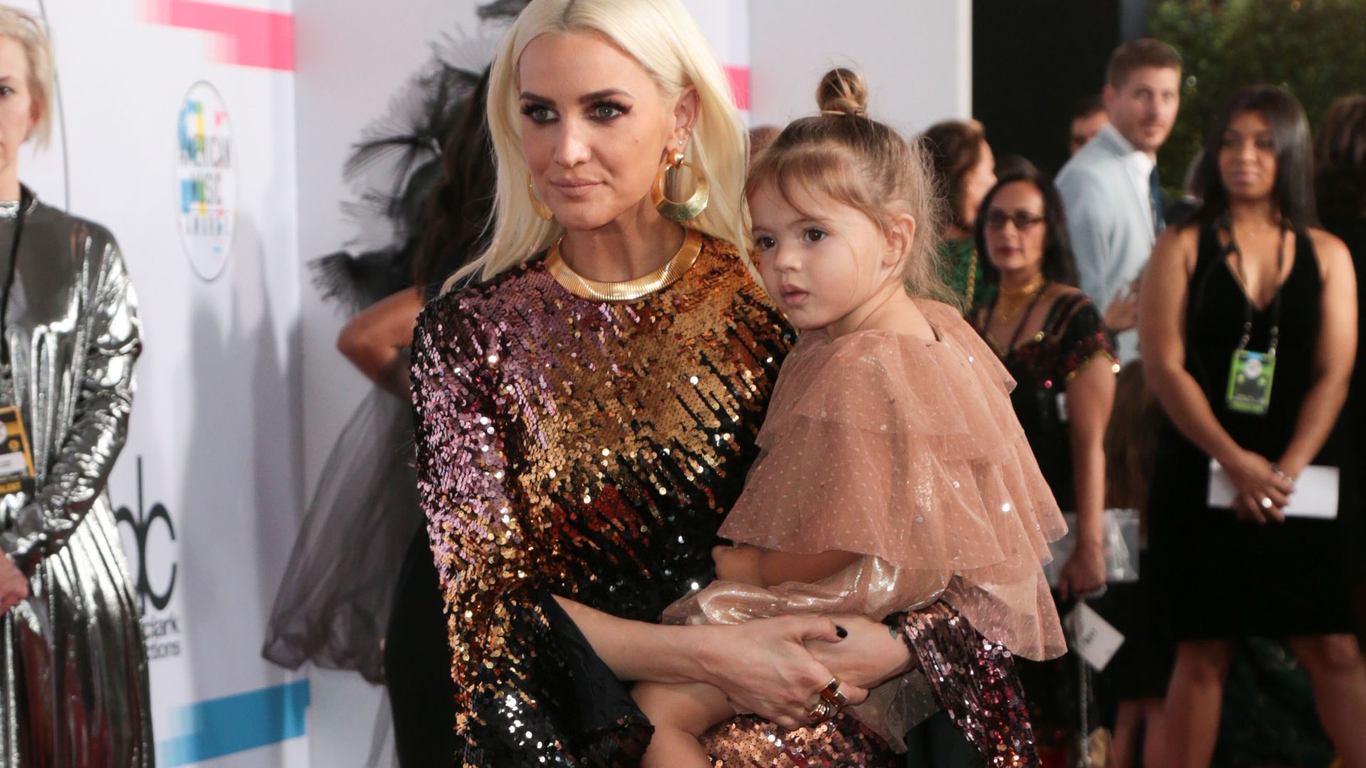 AMAs: Ashlee Simpsons Tochter (2) feiert Red-Carpet-Debüt | Promiflash.de