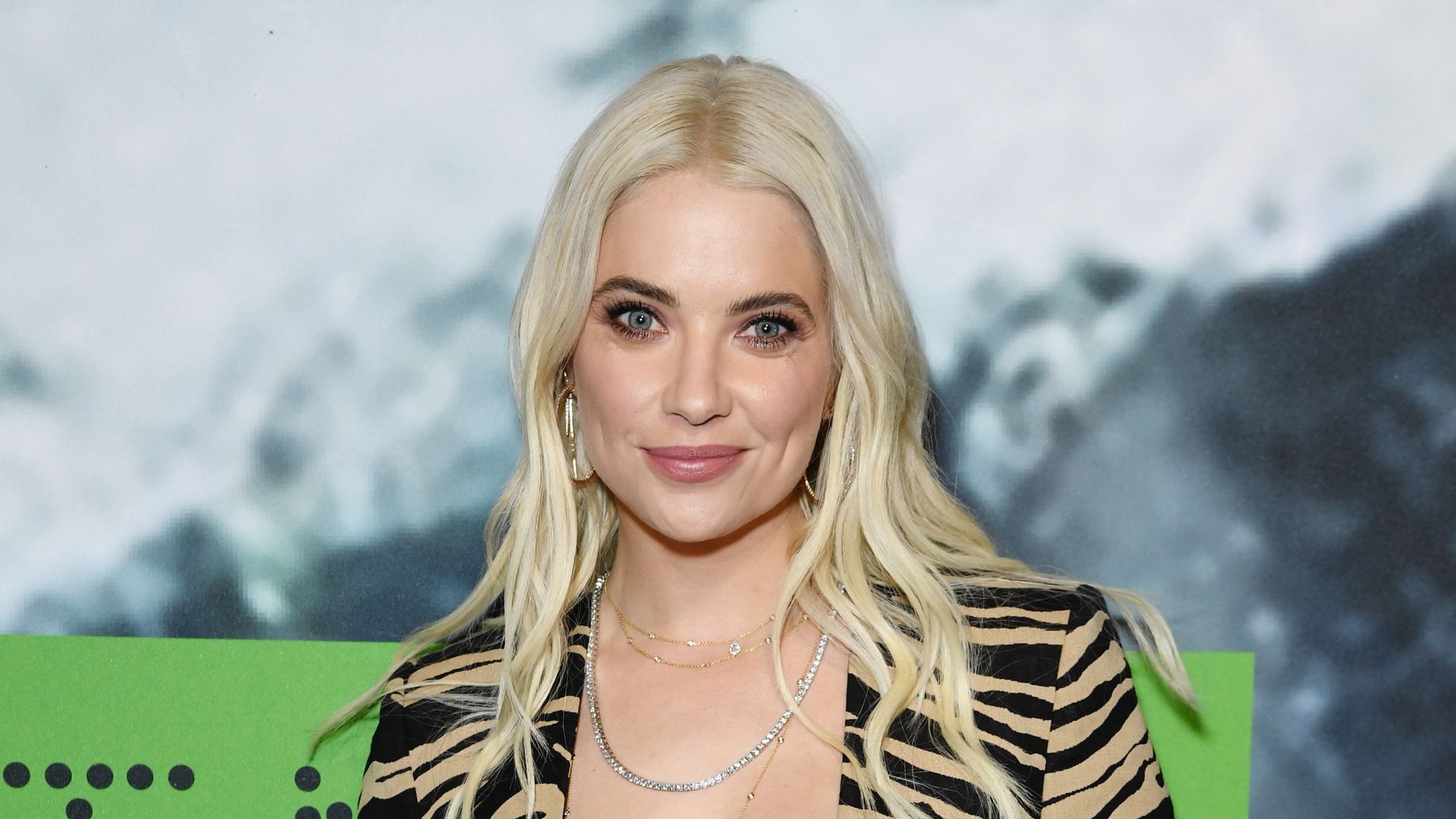 Nacktes Cover: So groß ist Ashley Bensons Babybauch schon
