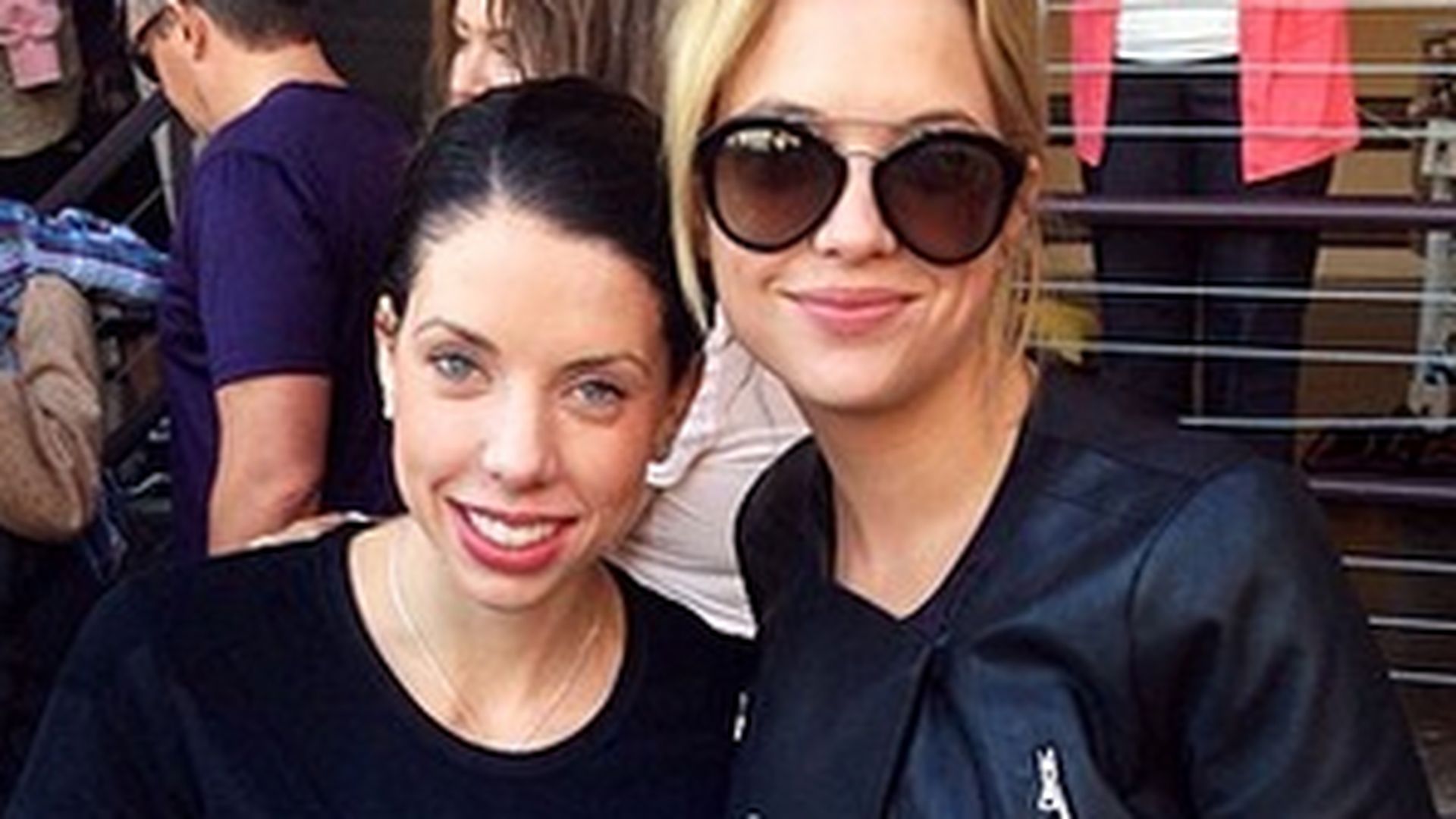 Sister-Act: Ashley Benson zeigt ihre Schwester | Promiflash.de