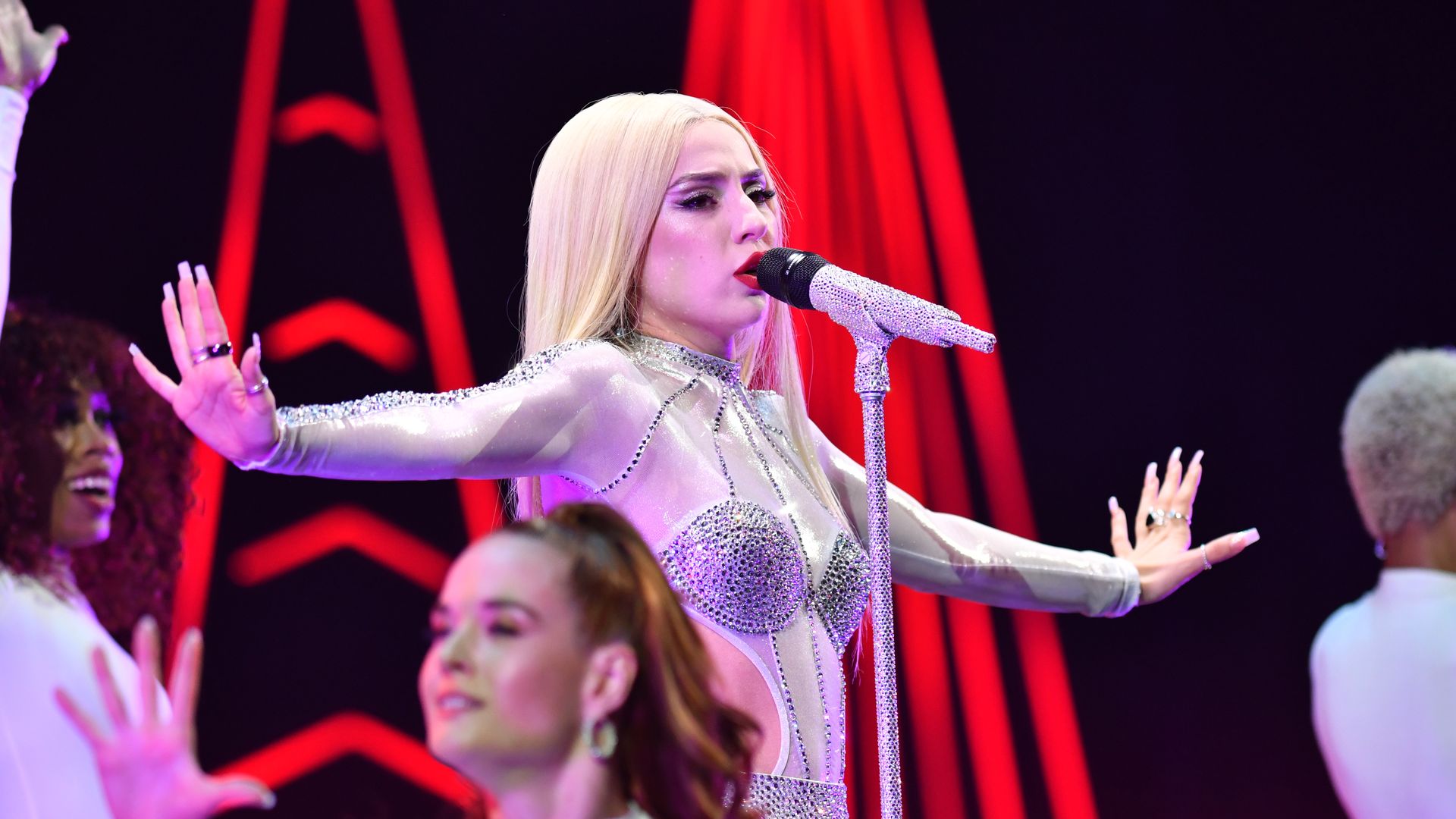 Während ihrer Show: Ein Fan schlägt Ava Max ins Gesicht