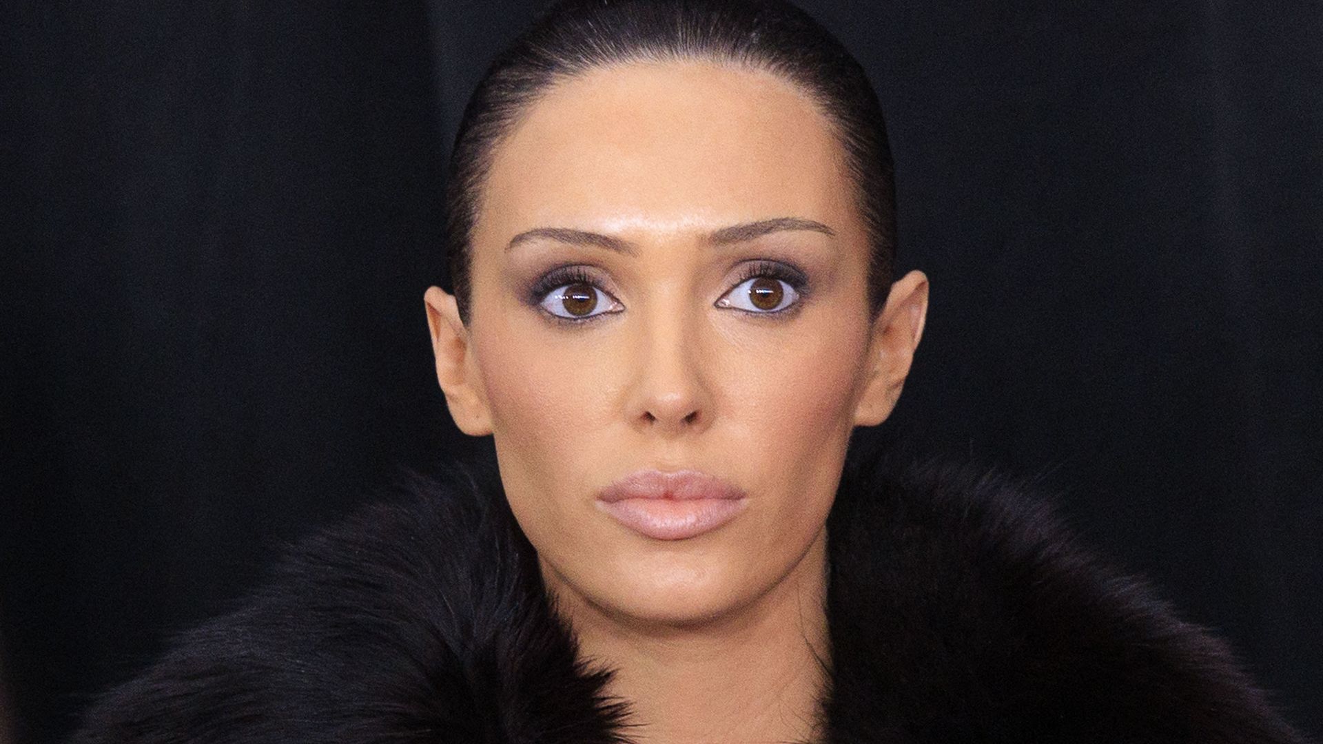 Netz-Outfit: Bianca Censori bedeckt Nötigste mit Kuscheltier