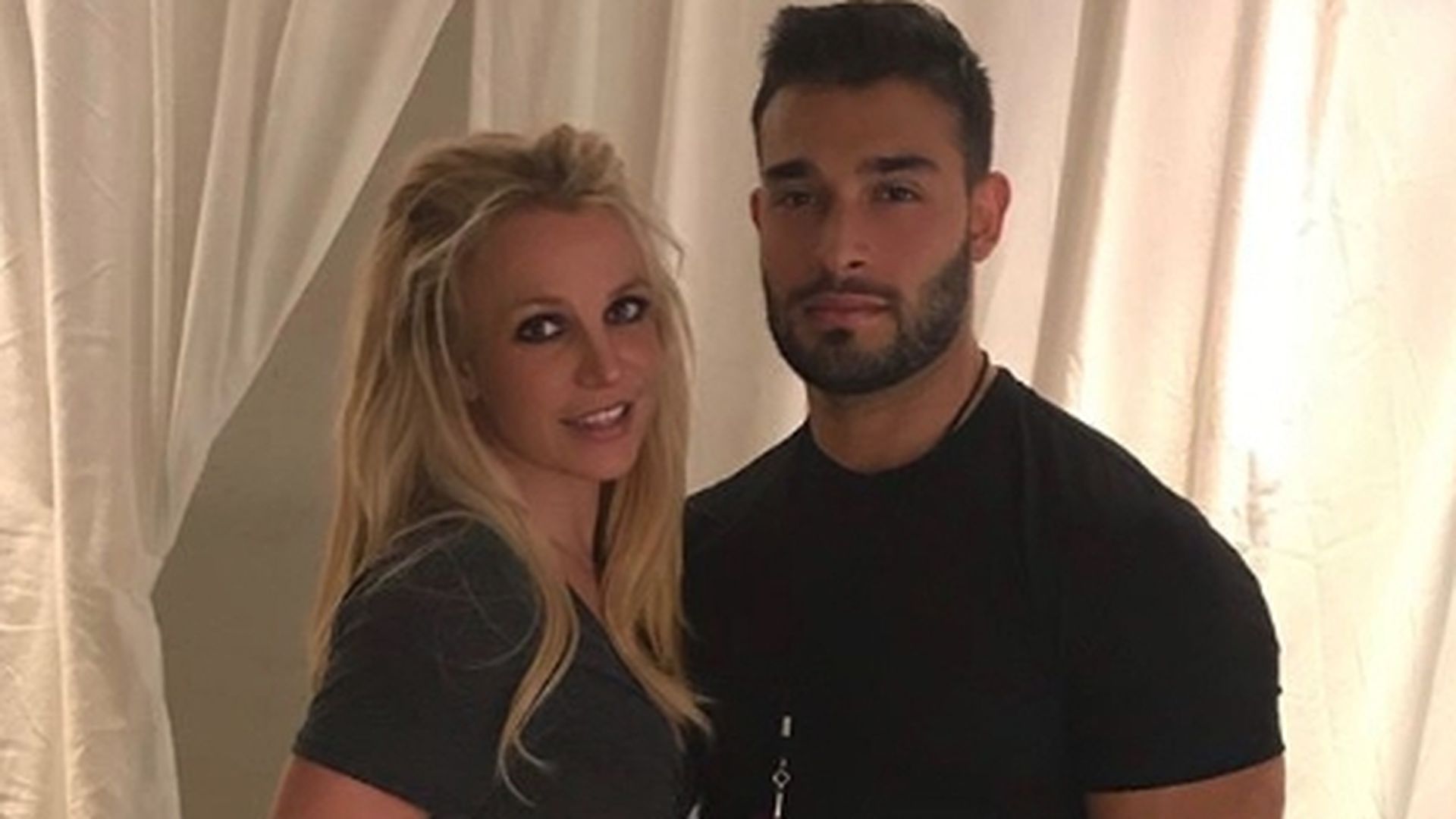 Von wegen Krise: Britney tänzelnd & knutschend mit ihrem Sam ...