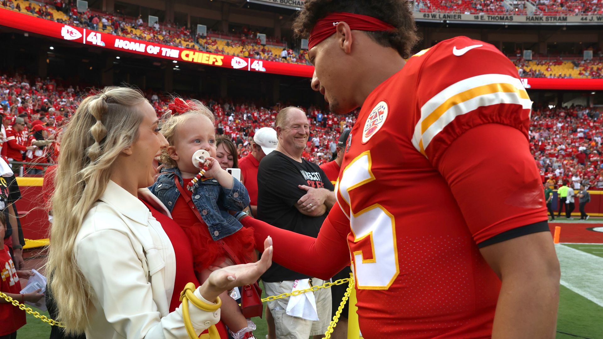 Süß! Patrick Mahomes' Tochter (1) besucht Papa beim Football