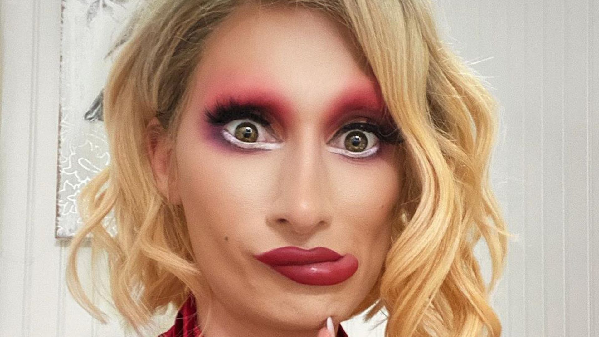 "Die Hölle": Dragqueen Candy Crash gibt Corona-Update