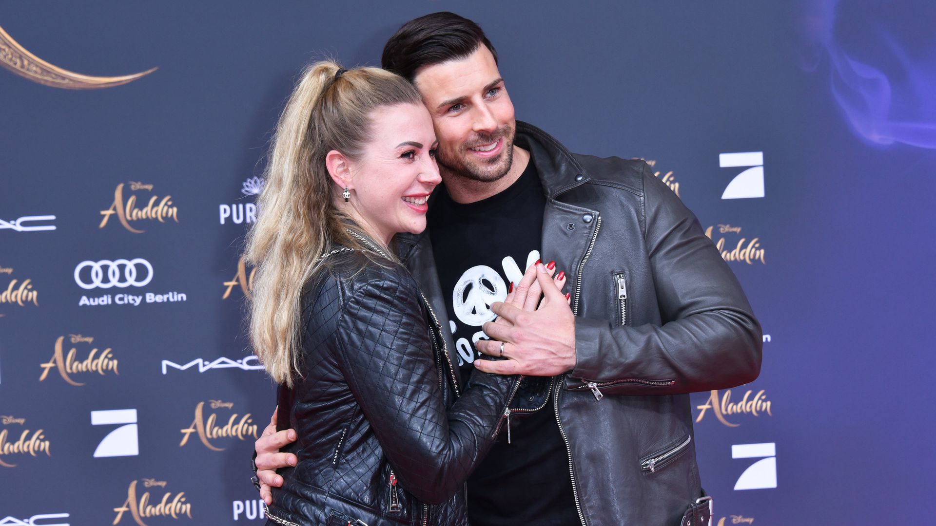 Ehe-Krise vorbei? Leonard Freier & Caona zusammen auf Event | Promiflash.de