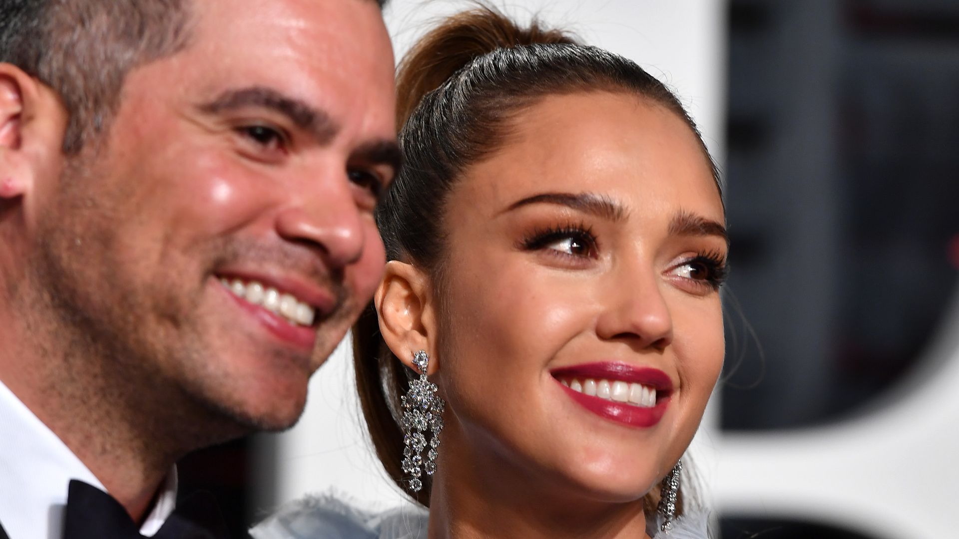 Erwischt! Jessica Alba überrascht mit Po-Blitzer | Promiflash.de