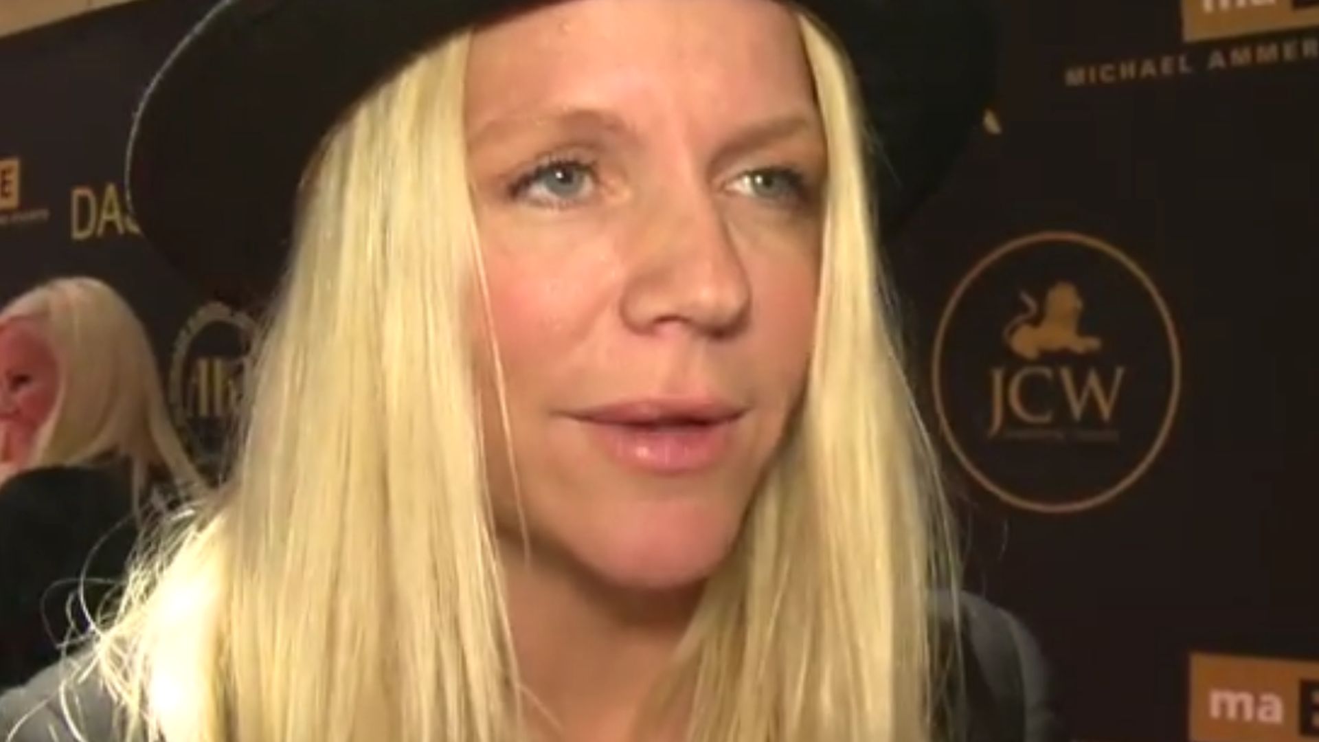 Charlotte Karlinder trägt Hund in der Handtasche | Promiflash.de