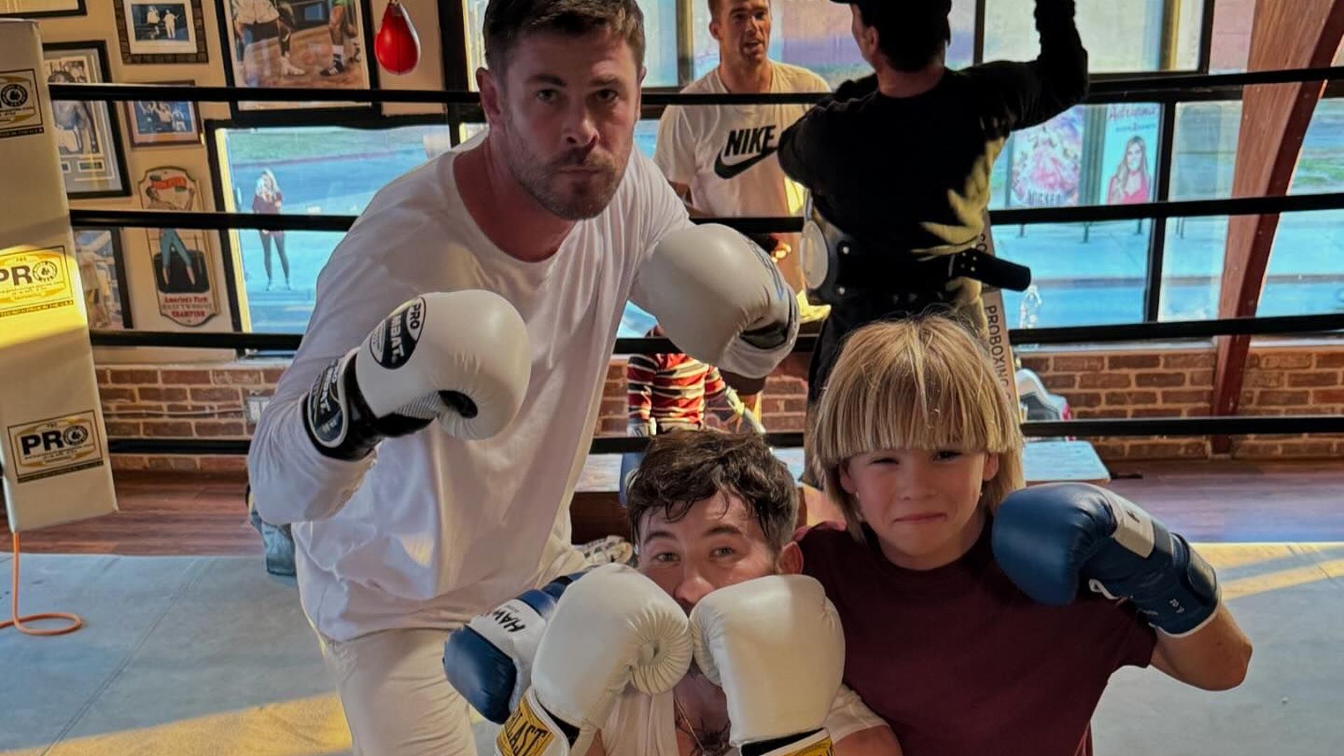 Chris Hemsworths Sohn (10) boxt gegen Barry Keoghan