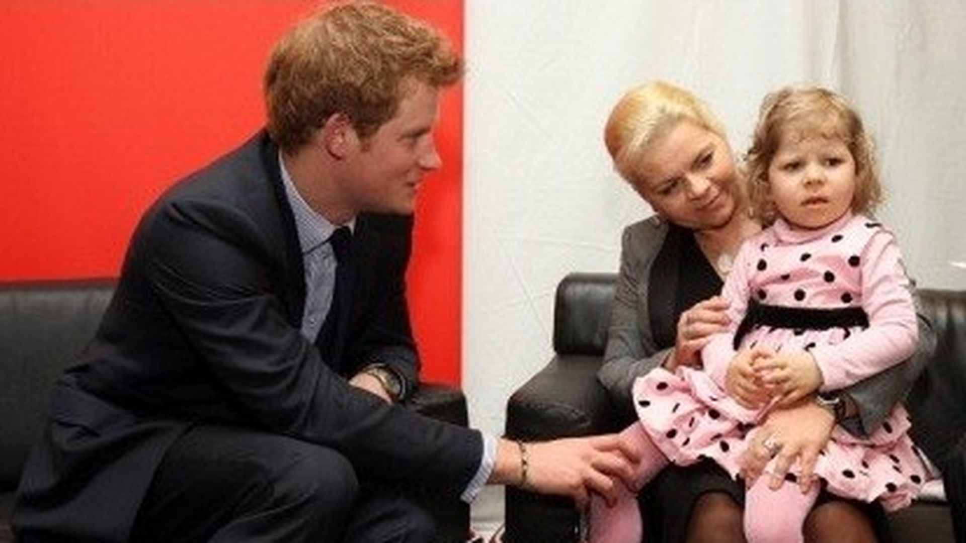 Prinz Harry von kleiner Dame abgewiesen | Promiflash.de