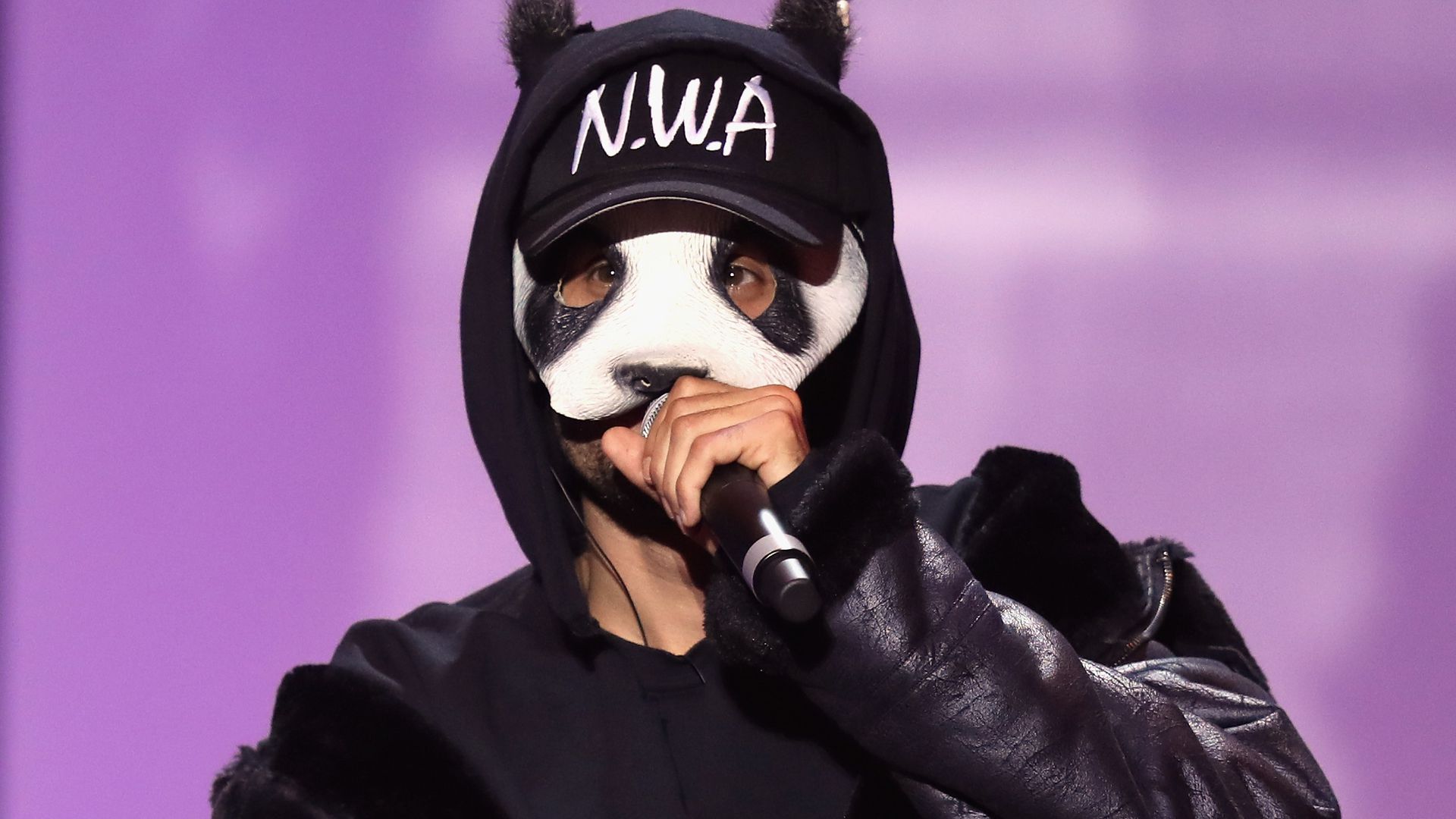 Ein Hübscher! So sieht Cro unter der Maske aus | Promiflash.de