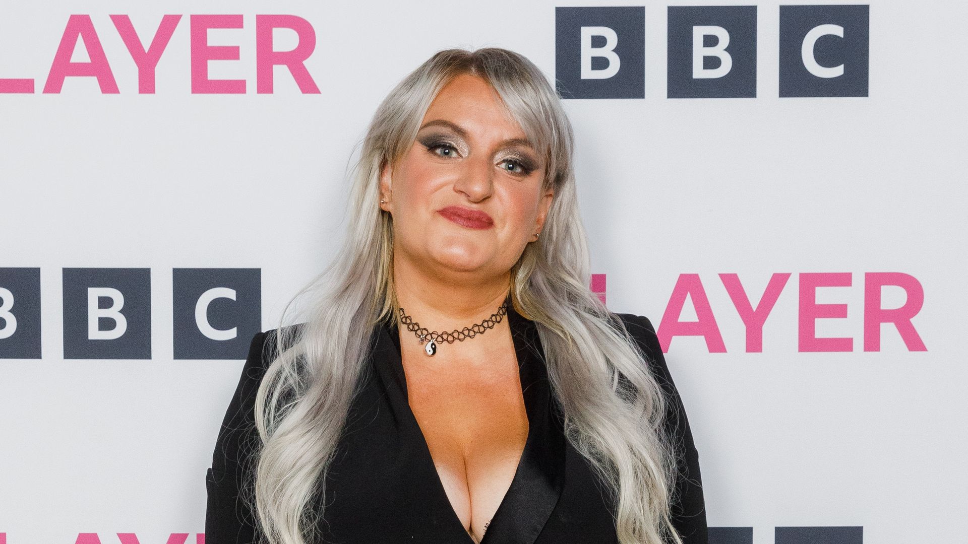 Daisy May Cooper und ihr Partner Anthony haben sich verlobt