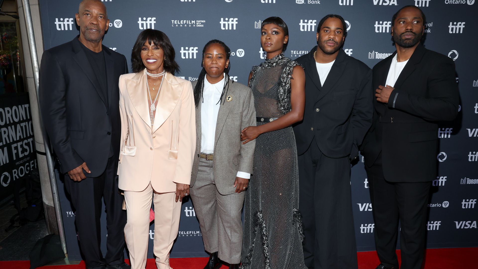 Denzel Washington posiert mit seiner Familie auf Red Carpet
