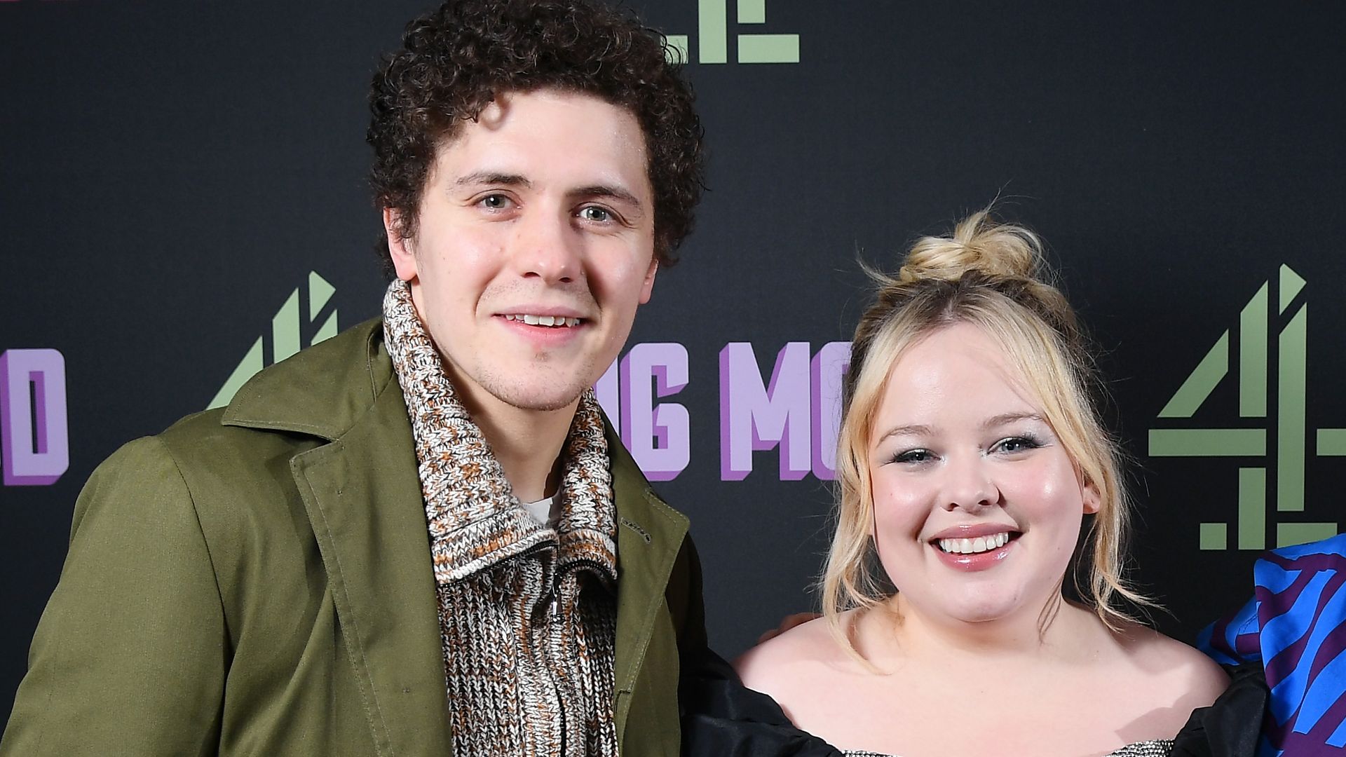 Nicola Coughlan feiert mit ihrem "Derry Girls"-Co-Star Dylan