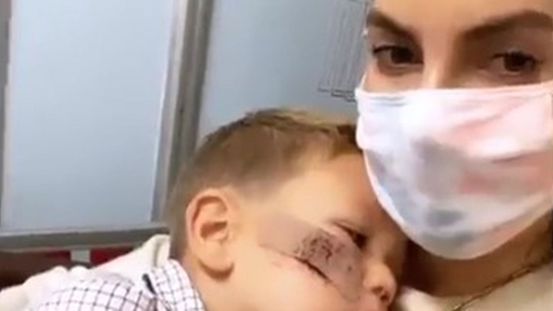 Elizabeth Chambers' Sohn musste nach Bettsturz genäht werden