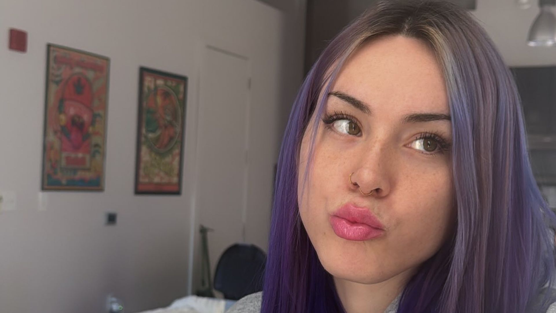 Influencerin lässt sich Krone aus entfernten Rippen machen