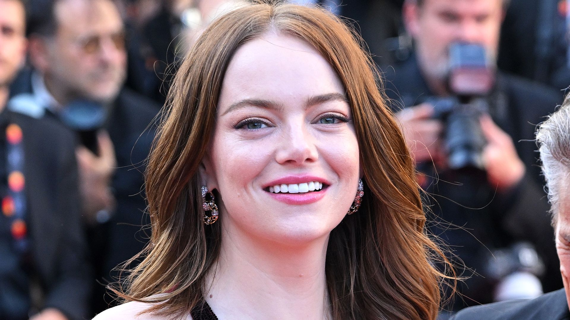 Tiefer Ausschnitt: So elegant strahlt Emma Stone in Cannes