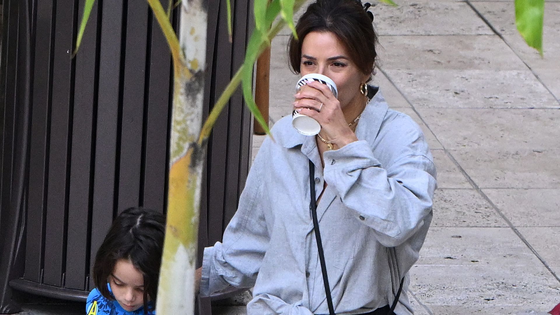 Ganz lässig: Eva Longoria und Sohn Santiago gehen bummeln!