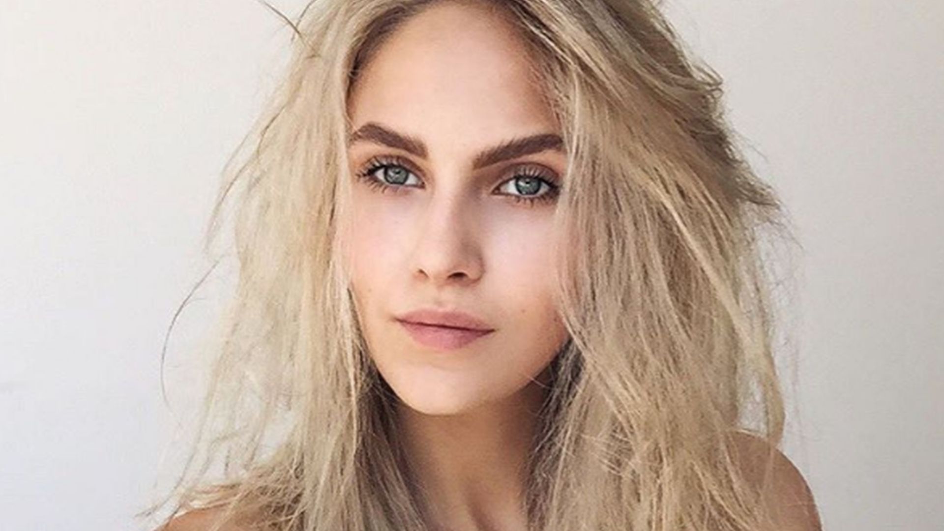 Fast nackt & neuer Look: GNTM-Elena C. ist mega happy! | Promiflash.de