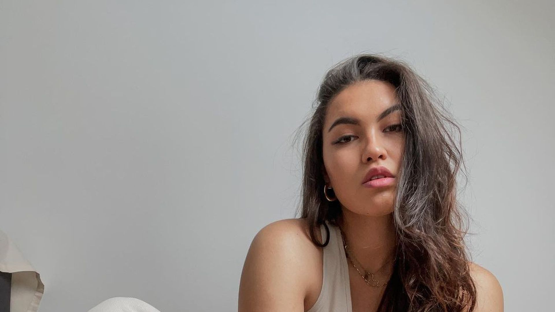 Sturz in der GNTM-Villa: Viviens Arm muss eingegipst werden