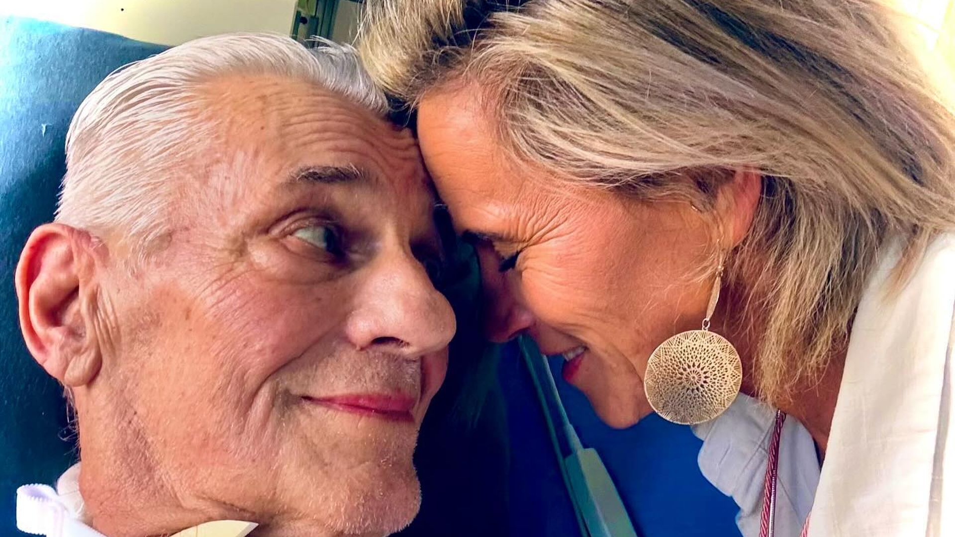 Heinz Hoenig und Annika kuscheln ganz verliebt in der Klinik