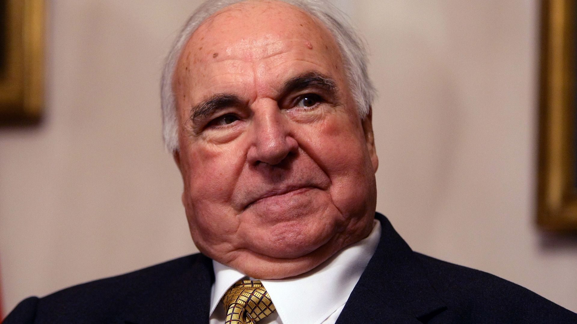 Vor einem Jahr gestorben: Erster Todestag von Helmut Kohl! | Promiflash.de