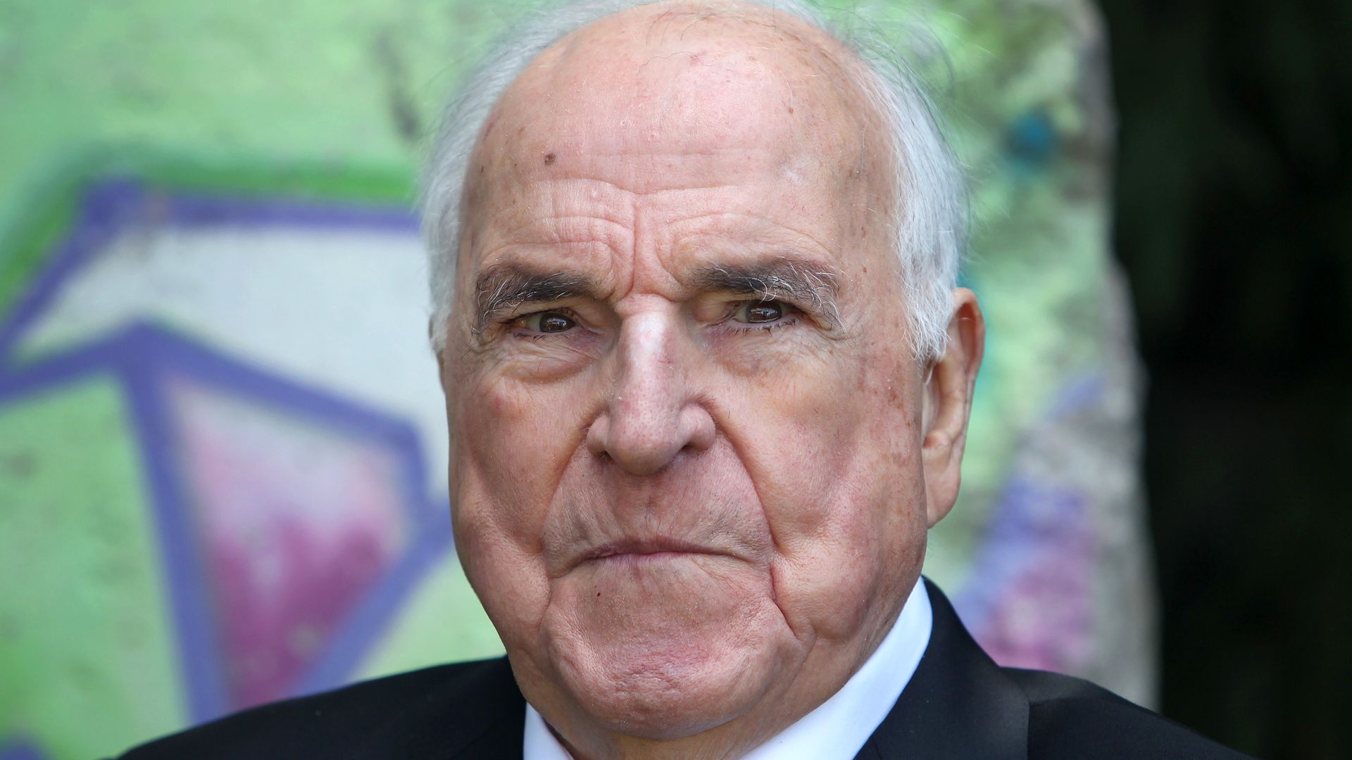 Helmut Kohls Neffe empört: "Das Grab sieht so arm aus!" | Promiflash.de