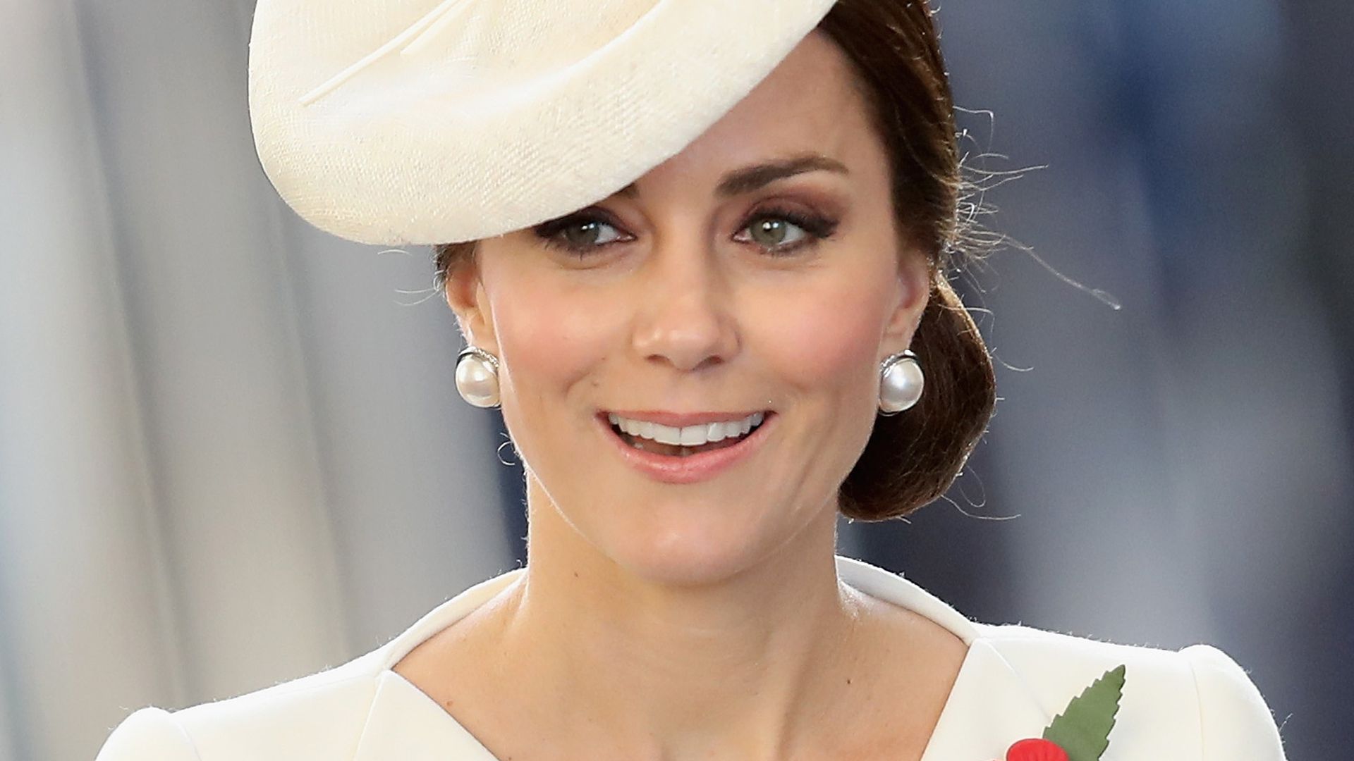 Beim zur Schule bringen: Herzogin Kate wird nicht beachtet! | Promiflash.de