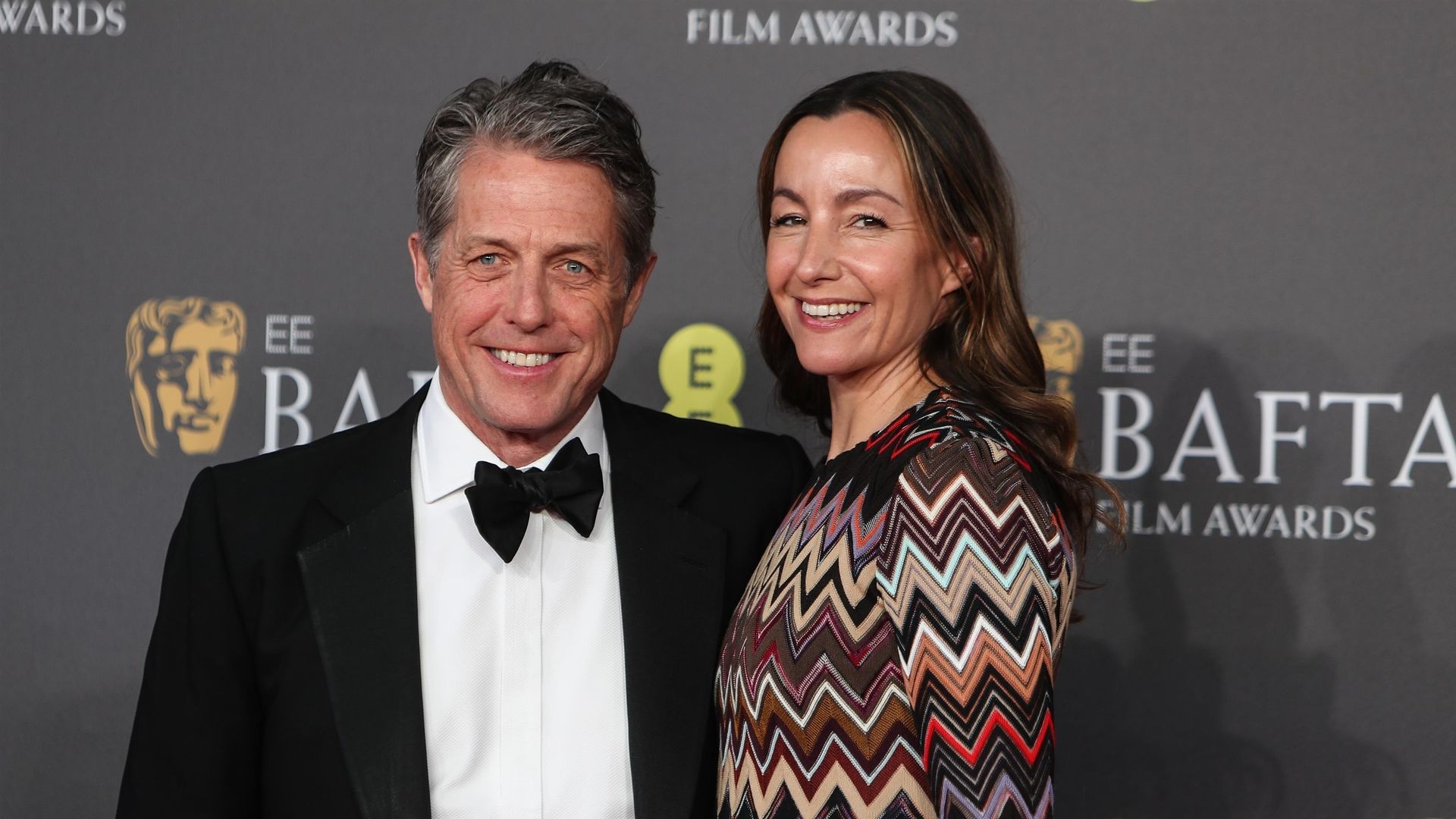 Hugh Grant und Anna Eberstein strahlen bei den BAFTA Awards