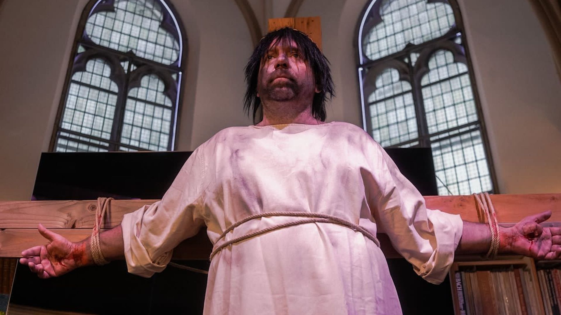 "Bumsbar"-Musikvideo: Ikke Hüftgold hängt als Jesus am Kreuz