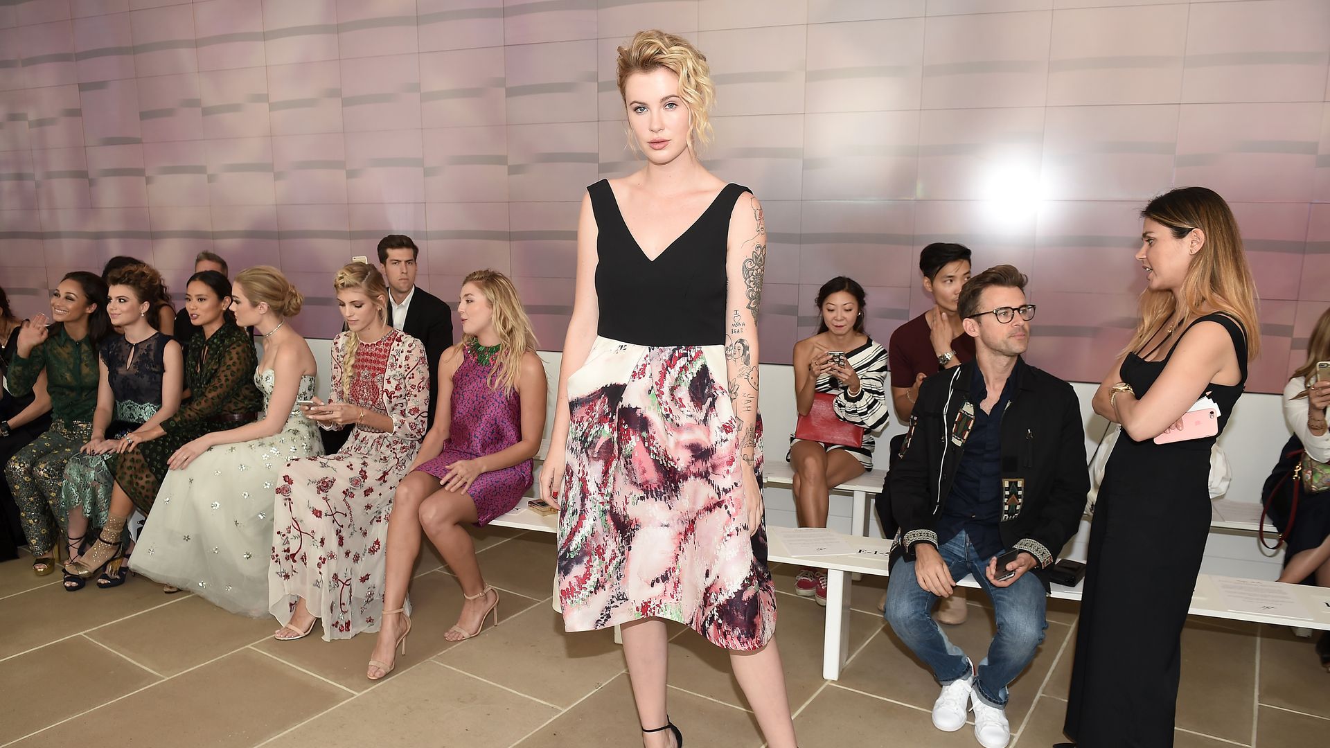 Strand-Schönheit: Ireland Baldwin nackt im Sand | Promiflash.de