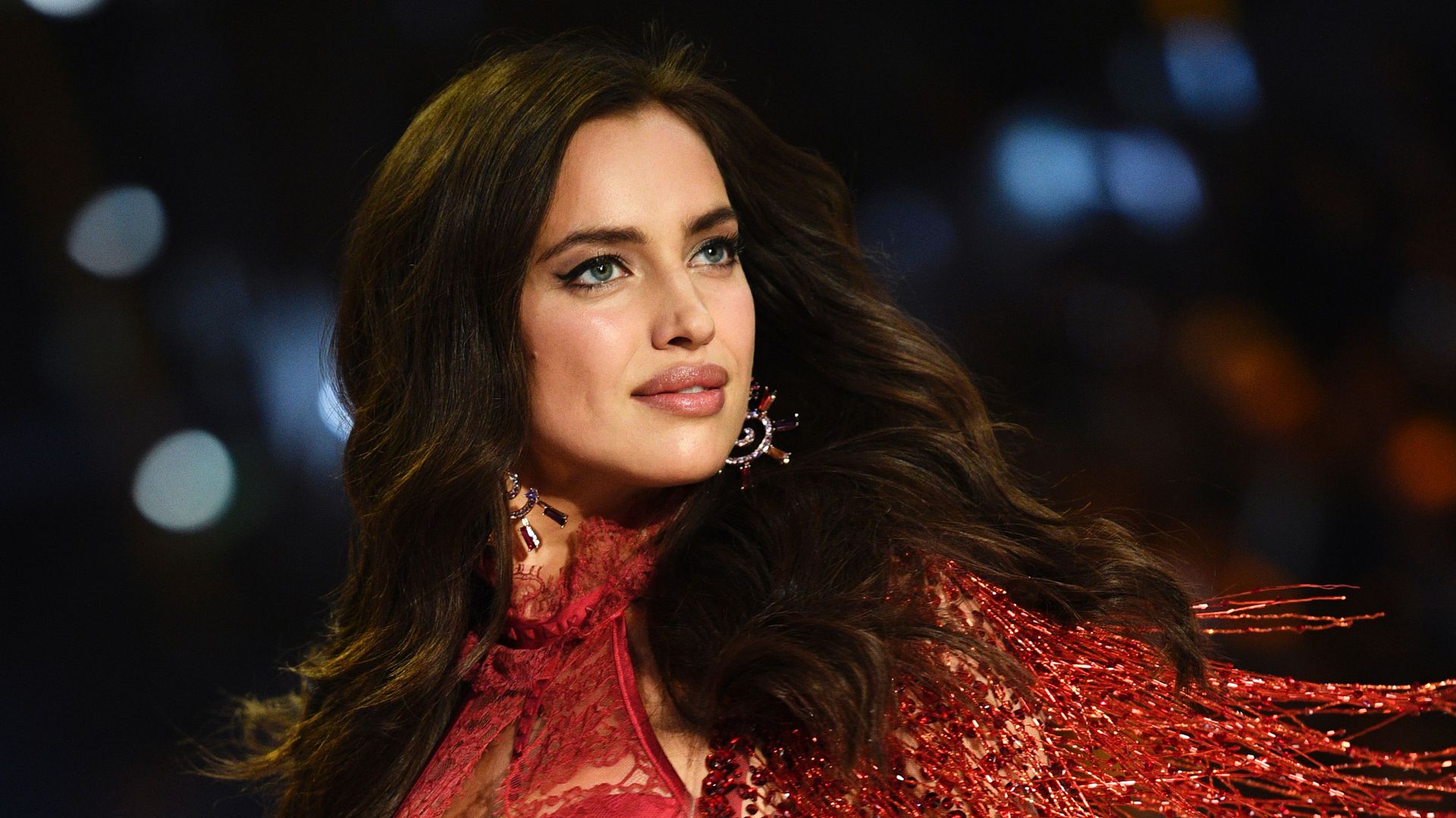 Cannes ohne Unterwäsche: Irina Shayk legt Wow-Auftritt hin! | Promiflash.de