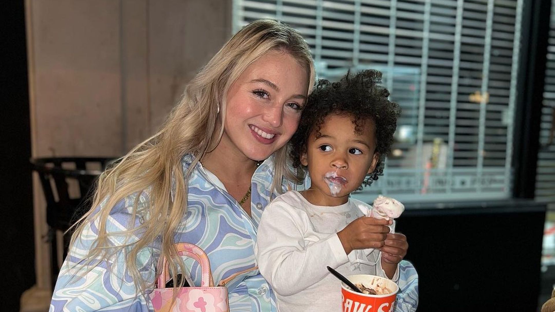 Iskra Lawrences Sohn wurde auf dem Spielplatz geschlagen!