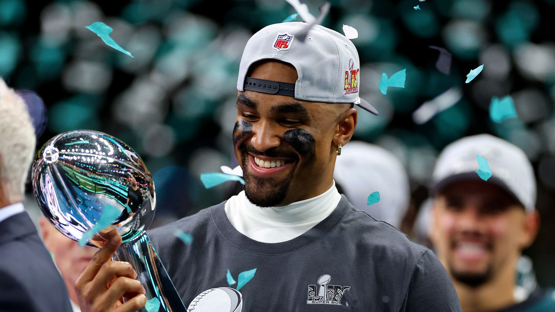 Jalen Hurts feiert Super-Bowl-Sieg im TV mit Bierchen auf Ex