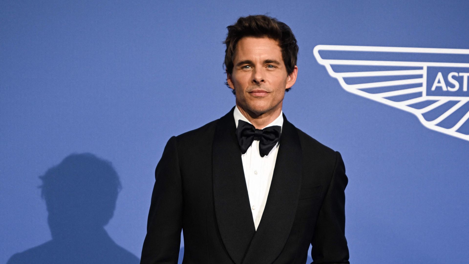 Schauspieler James Marsden knutscht mit einem Model rum!