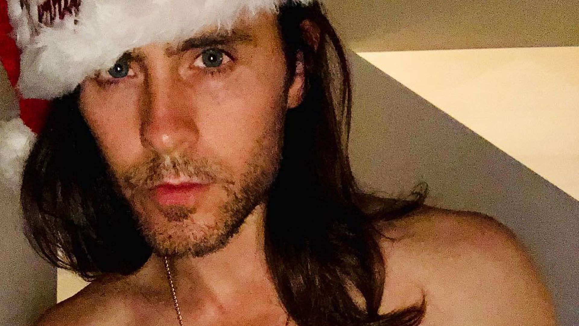 Santa, Baby! Jared Leto zeigt mit Weihnachtsmütze Sixpack | Promiflash.de