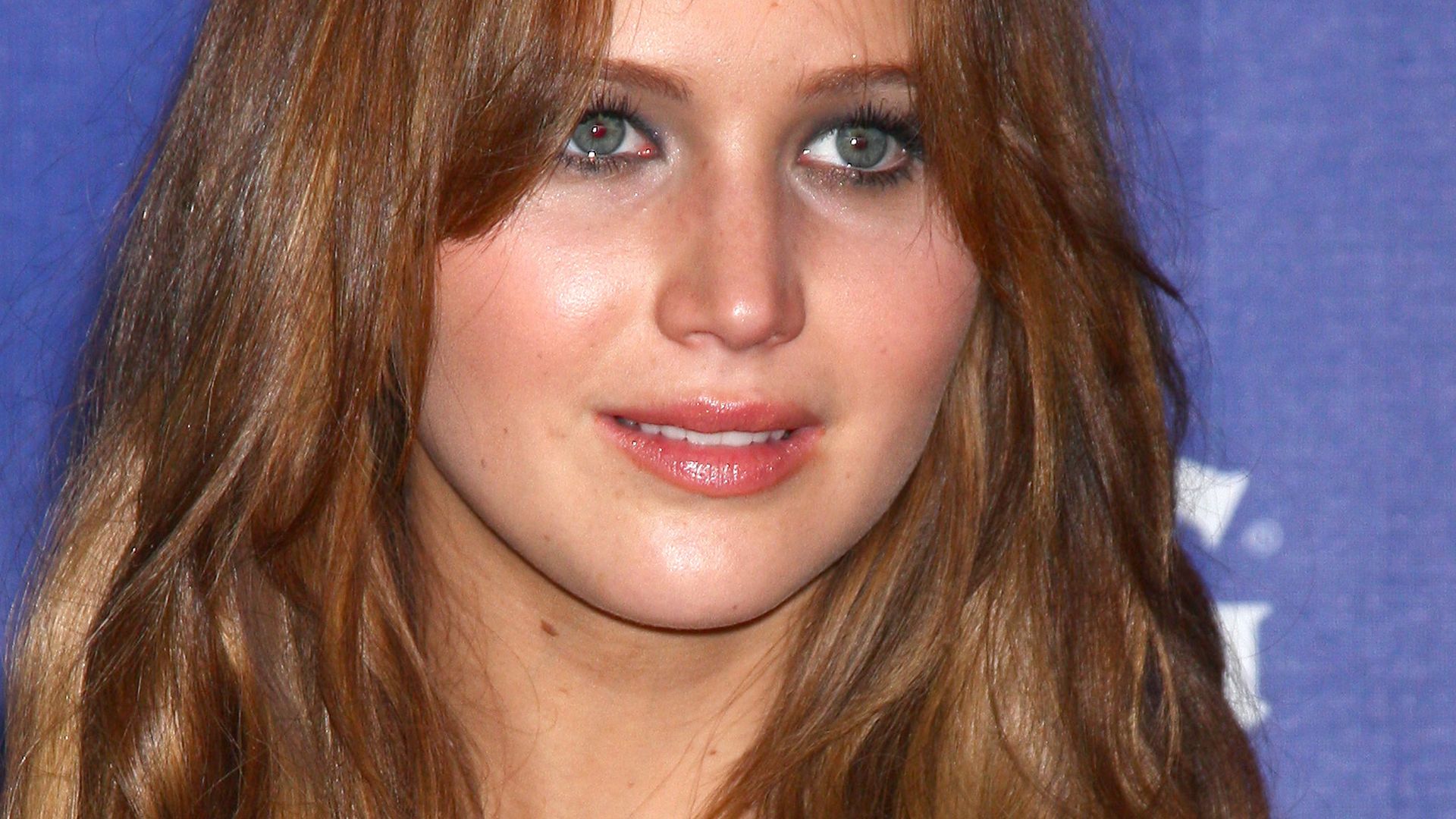 Jennifer Lawrence: Ich habe ungleich große Brüste! | Promiflash.de